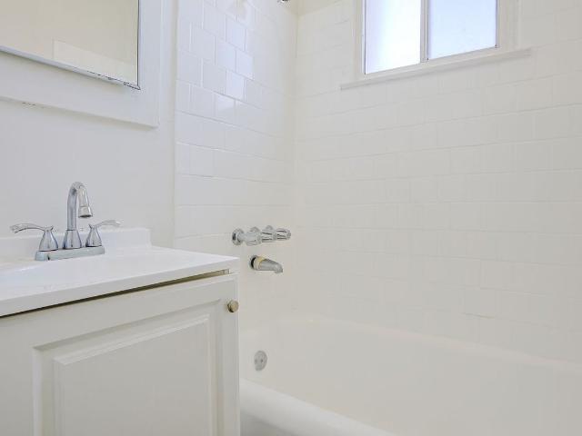 Spacious Units Available! 1 FREE MONTH! Studio Apartment for Rent at 103 S Edgemont St, Los Angeles, CA 90004 Wilshire Center Koreatown
