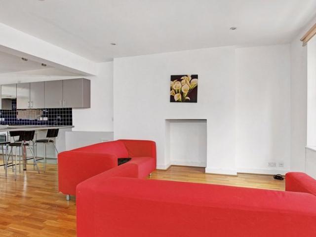 Spacious upper maisonette with a bright and modern interior in a highly central location