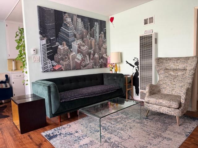 Spacious WeHo room in an walkable neighborhood