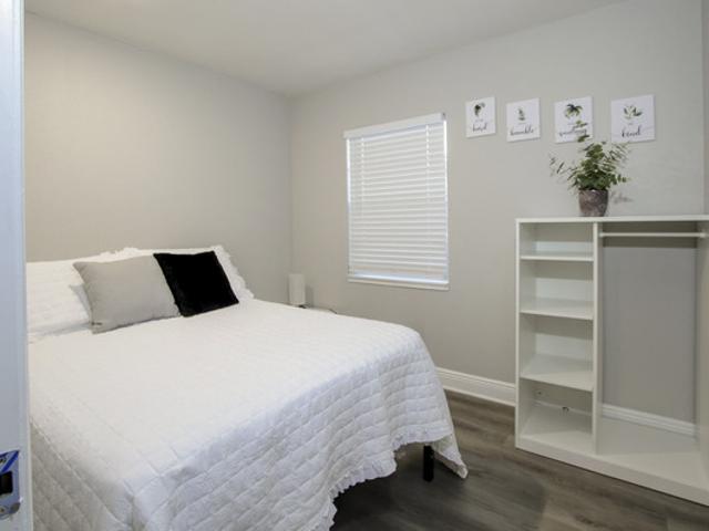 Spacious & Welcoming Home | Relax in Comfort Queen Beds | Top Rated Host | Utilities + Fast Wi Fi | Move In Ready | On Site Laundry