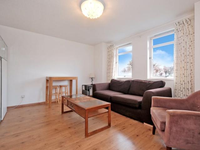 Spacious, West End 2 bedroom