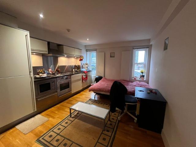 Spacious Zone 1 Studio | 3 Mins to Station