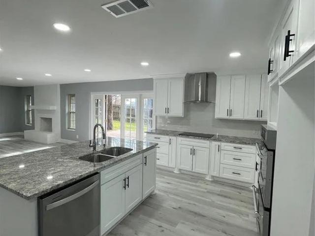 Spacious abode in Hurst
