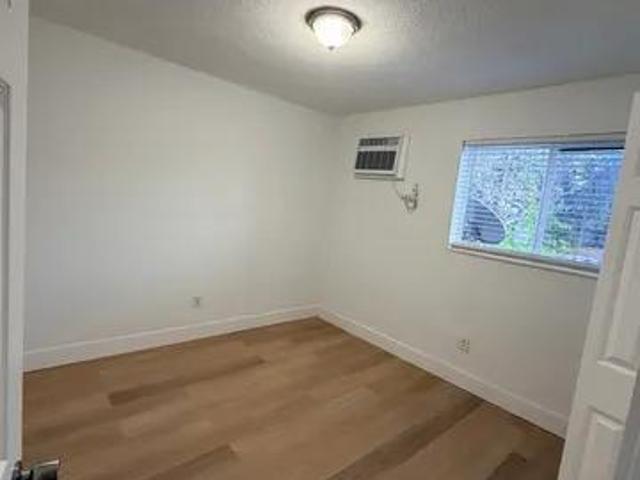 SPACIOUS and COZY 2 bedroom, 1 bath apt for rent!