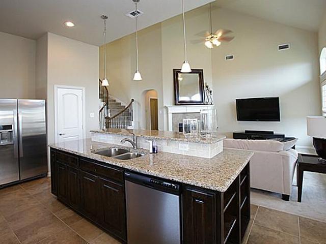 Spacious and Clean Executive Home for Women