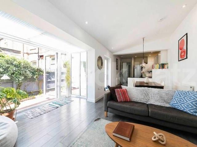 Spacious and beautifully presented 3 bedroom, 2 bathroom apartment located on sought after Dyne Road, NW6