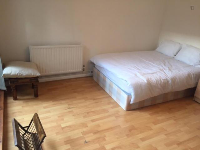 Spacious and bright room near Caledonian Road tube station Has a Room
