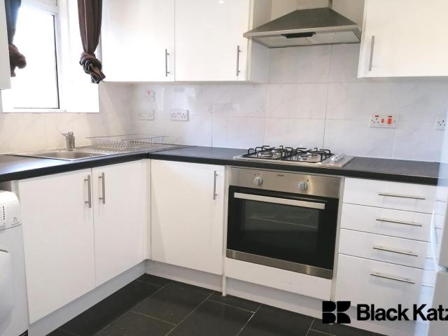 Spacious and bright three bedroom flat in a small purpose built block