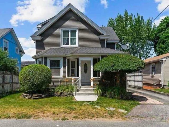 Spacious and bright 1 BR apartment for rent in in