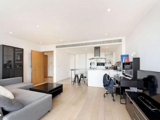 Spacious and bright 1 double bedroom apartment to rent in this highly sought after development moments from the DLR and newly opened Elizabeth Line