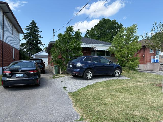 Spacious and Bright 2 Bedroom With Parking East Mountain