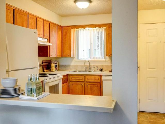 Spacious and immaculate townhomes! Free Water/Sewer/Garbage/Parking! 3 Bedroom Apartment for Rent at 4315 25th Ave Ne, Salem, OR 97301 Northgate