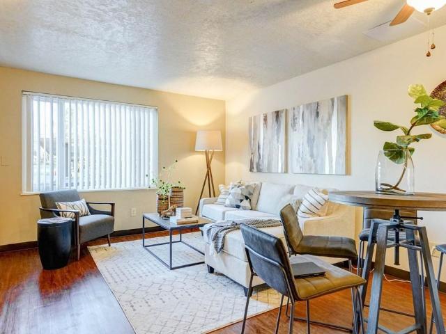 Spacious and immaculate townhomes! Free Water/Sewer/Garbage/Parking! 2 Bedroom Apartment for Rent at 4315 25th Ave Ne, Salem, OR 97301 Northgate