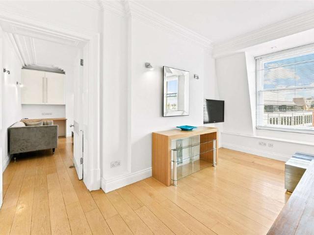 Spacious and modern double bedroom apartment located on the sixth floor of this 24 hour portered building with lift access