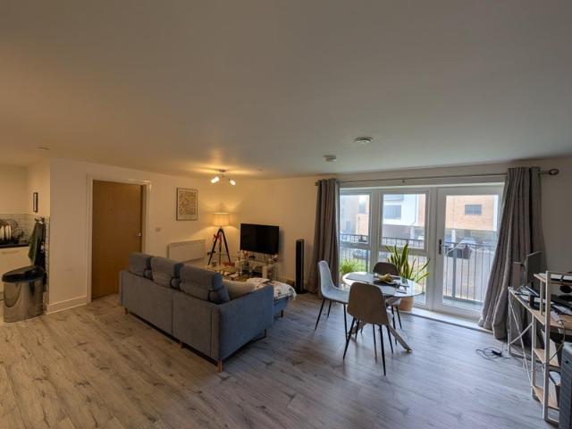 Spacious and sunny 2 bedroom, 2 bathroom flat