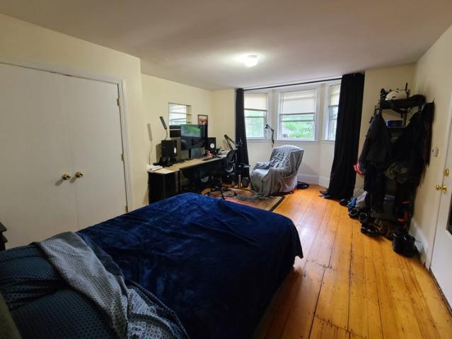 Spacious and sunny room in Boston