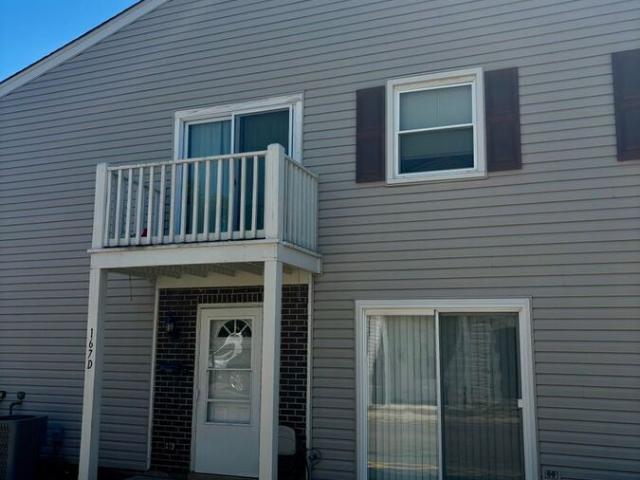 Spacious and well maintained 3 bedroom, 1 bath condo available in a convenient Bartlett location!