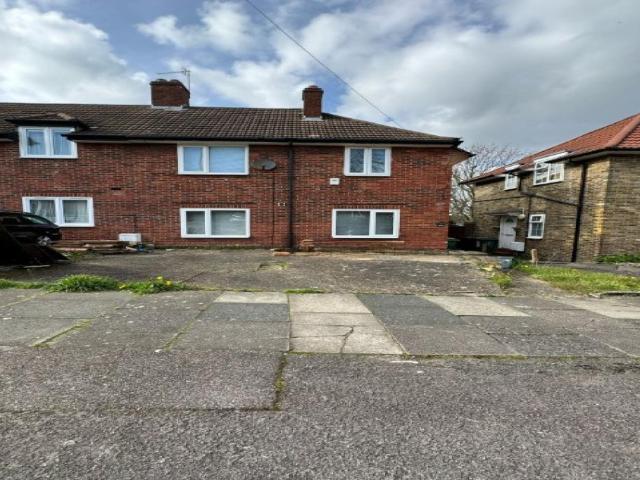 Spacious and well presented 3 bedroom house in Bellingham, SE6
