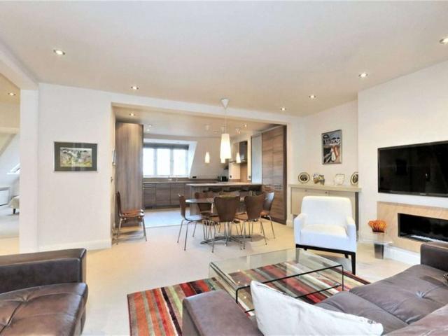 Spacious and very well presented 3 bedroom duplex apartment on a much loved leafy road