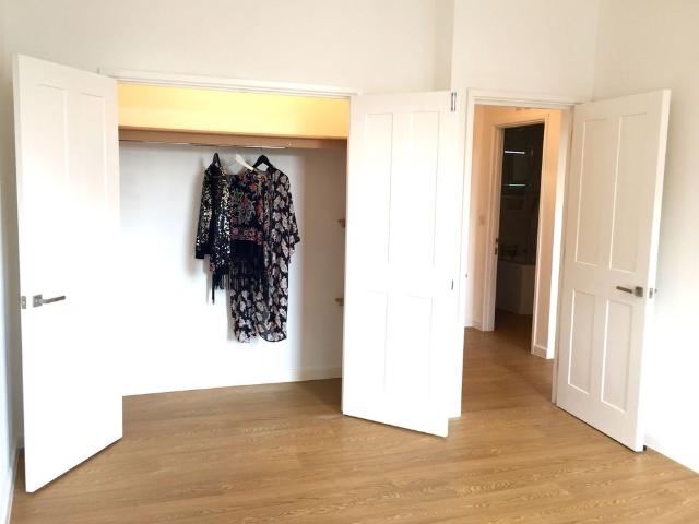SPACIOUS APARTMENT* Top floor 2 bedroom apartment in a Victorian building. Kitchen with Miele appliances. Separate laundry area