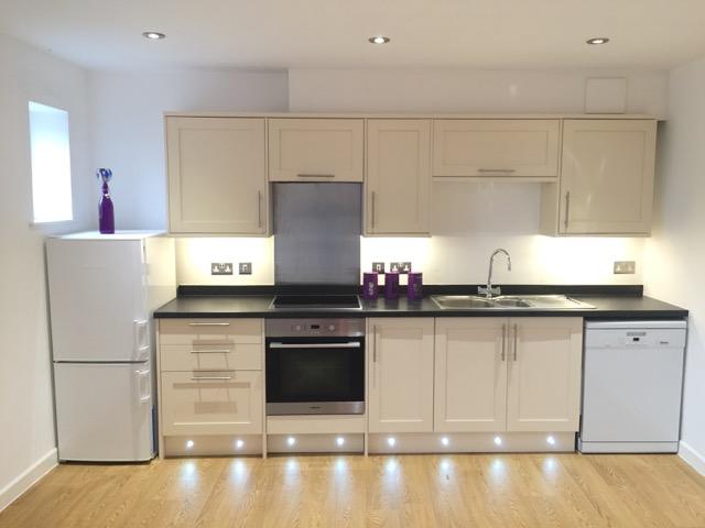 SPACIOUS APARTMENT* Top floor 2 bedroom apartment in a Victorian building. Kitchen with Miele appliances. Separate laundry area