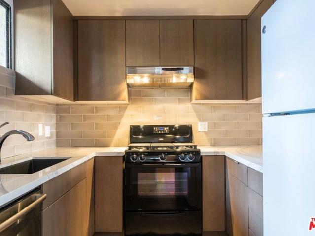 Spacious Bedroom Available in Mid Wilshire