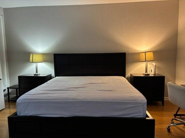 Spacious Bedroom and Private Bath in Hypoluxo