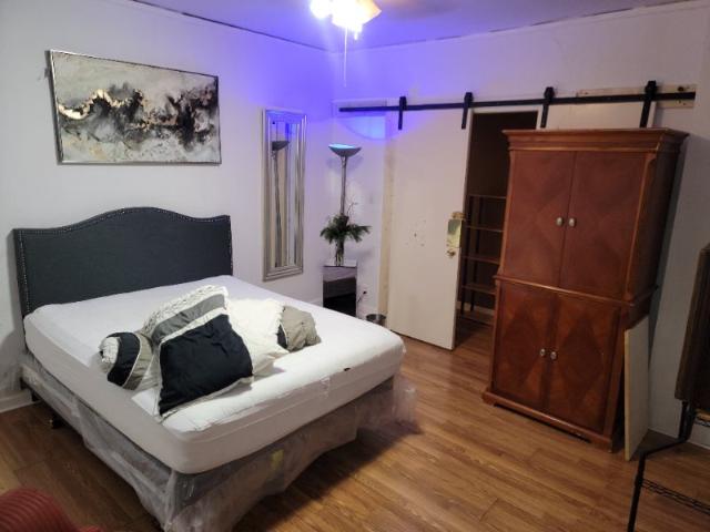 Spacious _Bedroom Apartment Near Metra & Lakefron