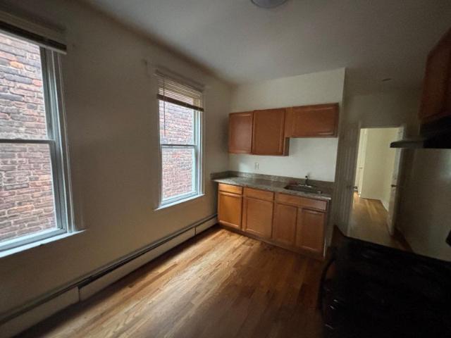 Spacious _Bedroom Apartment Near Public Transport
