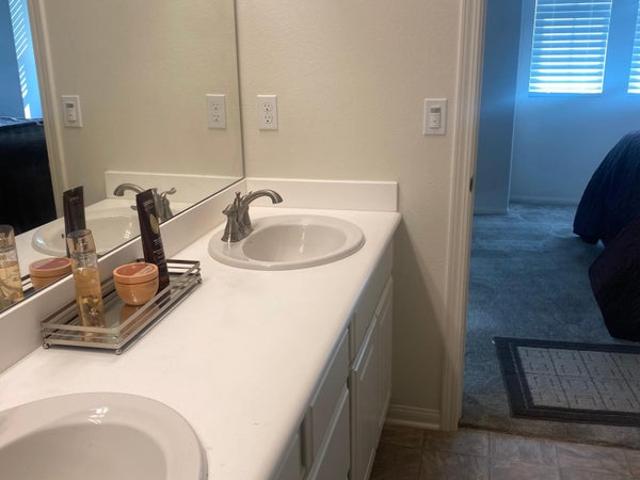 Spacious bedroom in quiet 3bdrm home