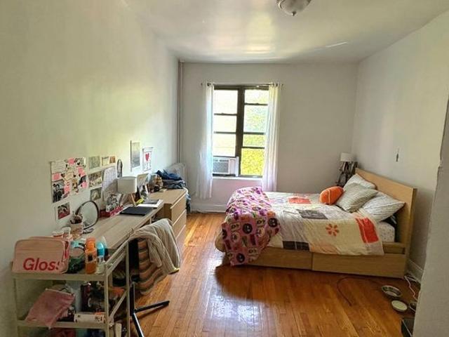 Spacious bedroom in Washington Heights