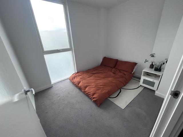 Spacious Bedroom in 2 bed Flat New Build Furnished