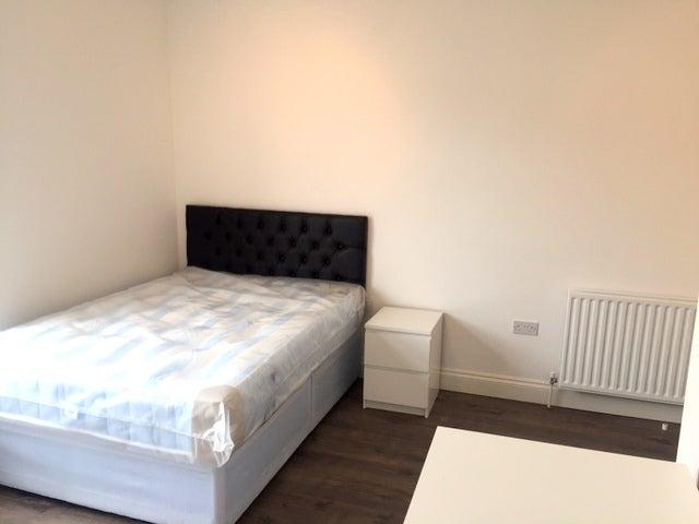 Spacious Bedsit Studio in 6 Bed House