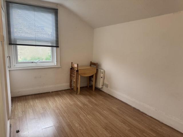 Spacious bedsit to rent in Kilburn