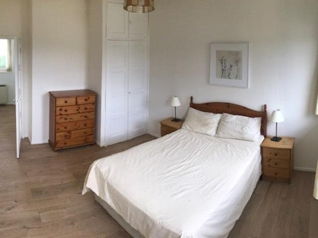 Spacious, bright 3 bedroom flat with HMO