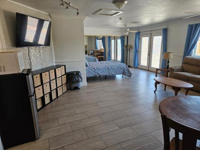Spacious bright rm nr UNLV/Strip