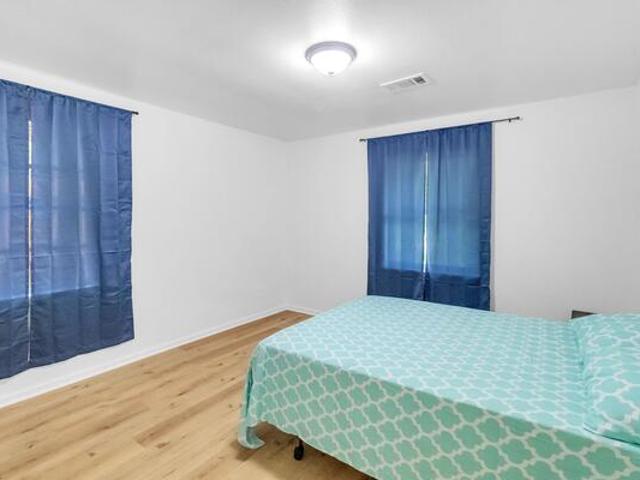 Spacious Budget Friendly Rooms in Southwest Houston. Private Renovated House, Close to Public Transportation