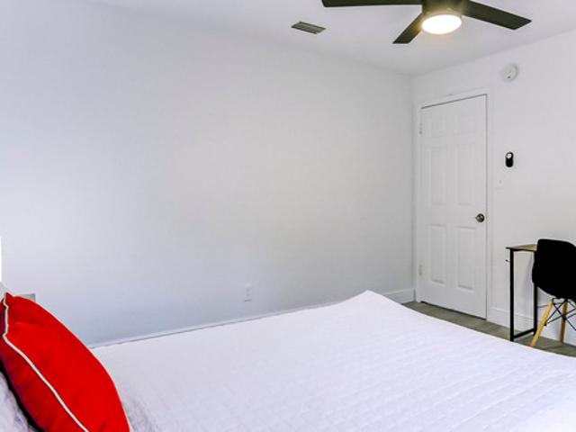 Spacious & comfortable Tampa Duplex / Multiplex with Backyard