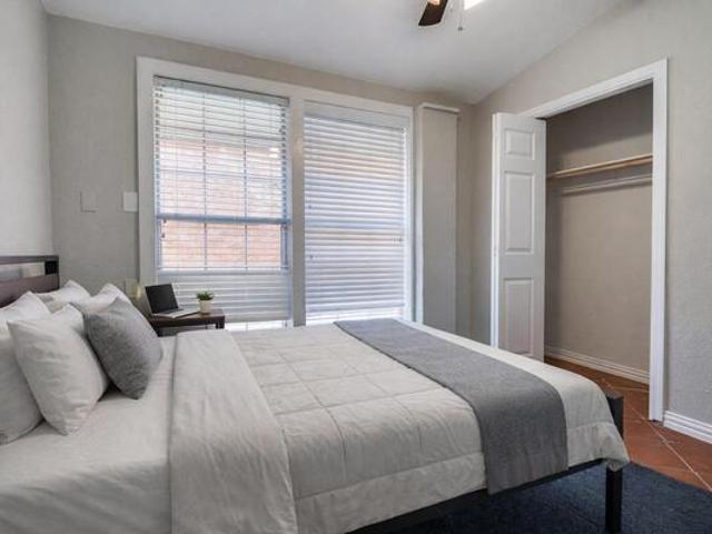 Spacious & Comfortable Home in East Dallas – Near Shops & Transit