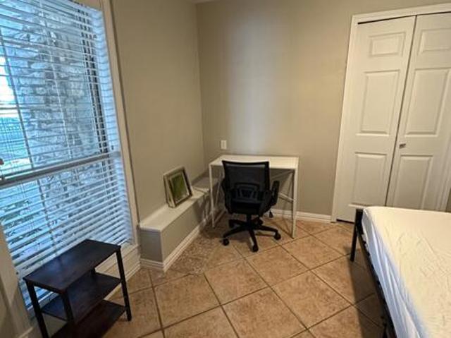 Spacious & Comfortable Home in East Dallas – Near Shops & Transit