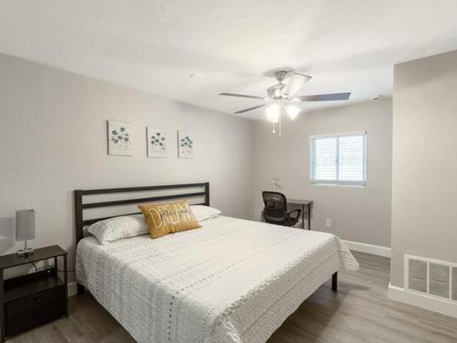 Spacious & comfortable Largo House with Living room
