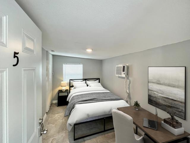 Spacious & comfortable Largo House close to Work and the Beach!