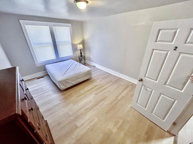 Spacious & comfortable Petersburg House with Backyard and Private Parking