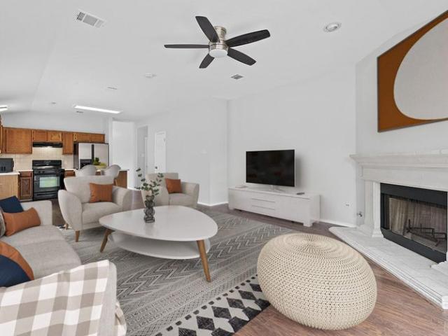 Spacious & comfy Willow Run home by Mills Pond