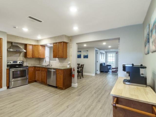 Spacious & comfy Largo House with Living room