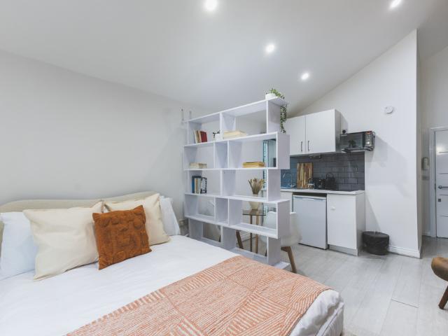 Spacious Cosy Studio Flat Kilburn 03