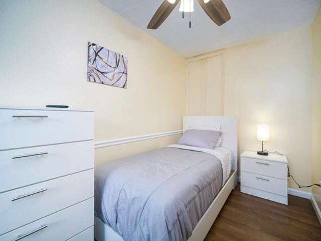 Spacious & cozy Jacksonville Duplex / Multiplex with Backyard