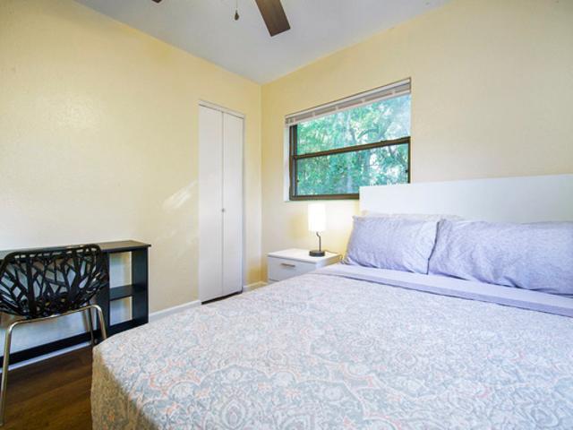 Spacious & cozy Jacksonville Duplex / Multiplex with Backyard