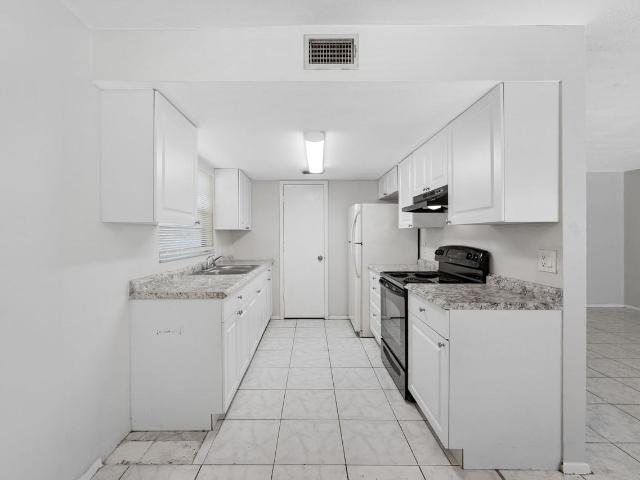 Spacious Clearwater Apartment with Laundry On Site 1 Bedroom Apartment for Rent at 1767 Leo Ln S, Clearwater, FL 33755