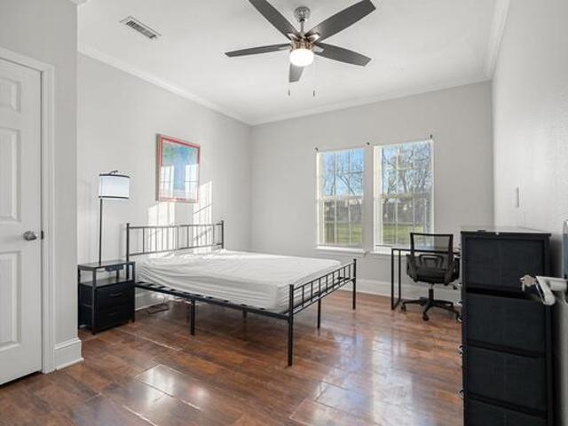 Spacious Dallas Property Comfortable home close to public transportation and highways!